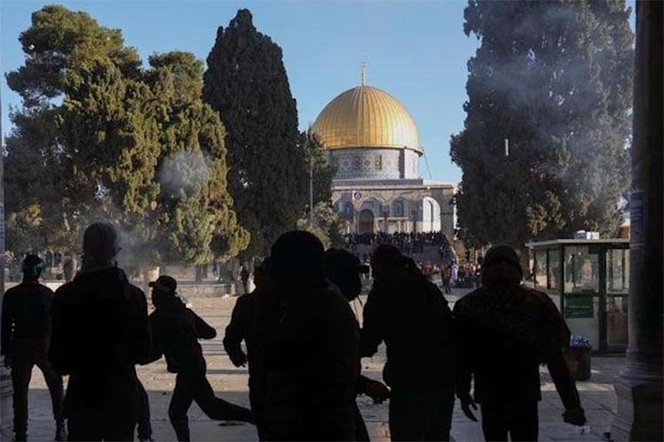 Israeli forces storm religious compound in Jerusalem again - Prensa Latina