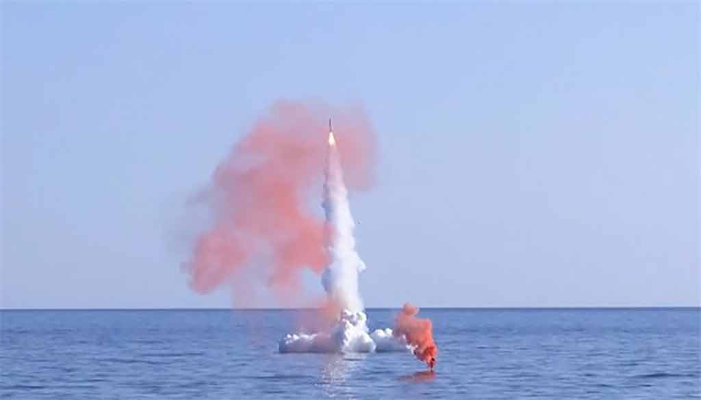 Russia launches Kalibr missile from submarine in Sea of Japan - Prensa ...