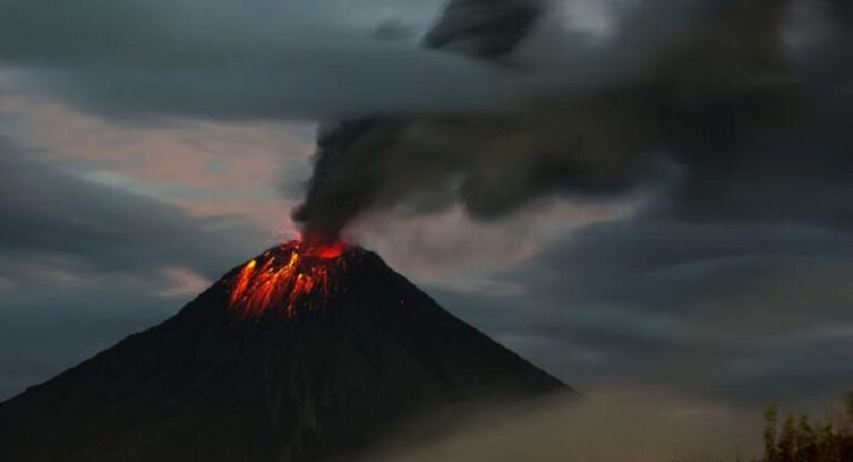 Sangay eruption puts at risk bridge over river in Ecuador - Prensa Latina