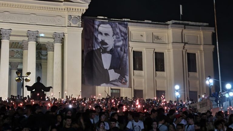 Cubans pay tribute to their National Hero Jose Marti - Prensa Latina