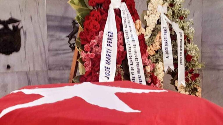 Raul Castro and Diaz-Canel lay wreath to Jose Marti - Prensa Latina